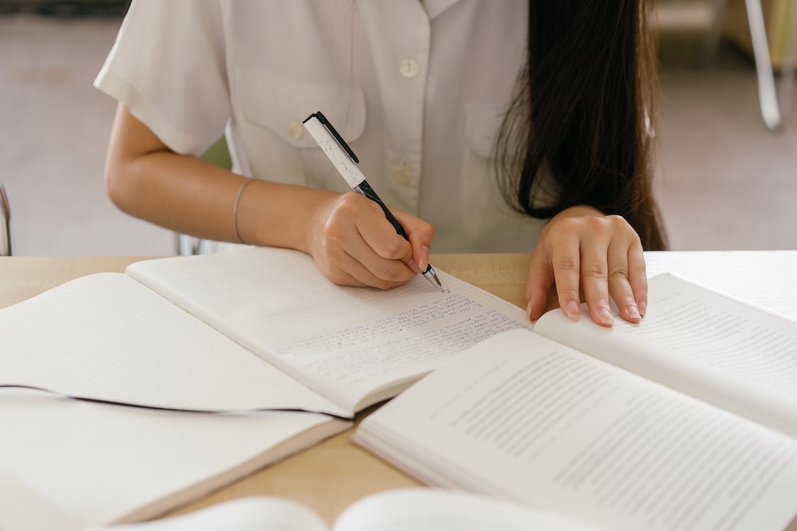 Pagsulat ng thesis para sa mga mag-aaral: Gabay mula simula hanggang ...